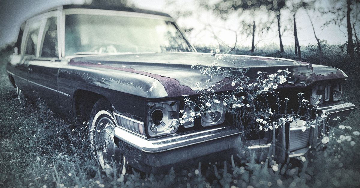 18 Spooky Pictures Of Deserted Hearses | HotCars