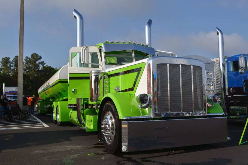 25 Pictures Of The Most Customized Semi Trucks That We've Ever Seen