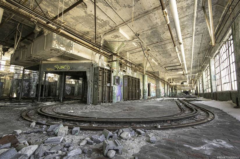 25 Pics Of Abandoned Cars And Factories Along The Rust Belt