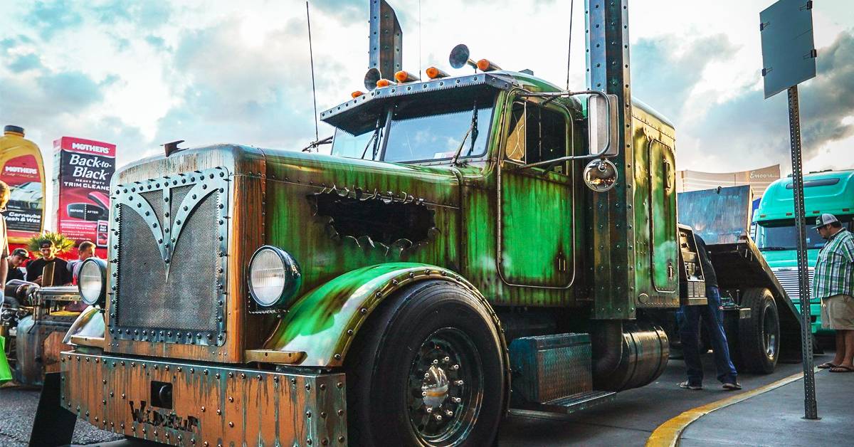 25 Pictures Of The Most Customized Semi Trucks That We've Ever Seen