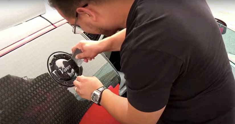 Watch This Mansory Bugatti Veyron Owner Struggle To Get His Gas Cap Open