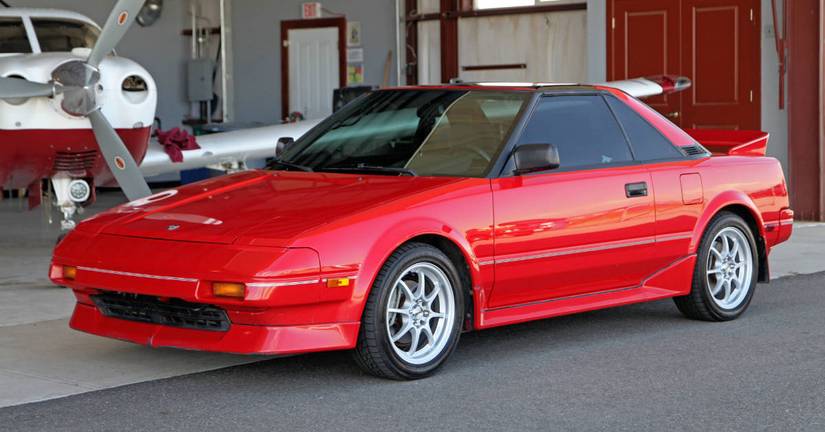 10 Fast-Looking Sports Cars That Are Incredibly Slow
