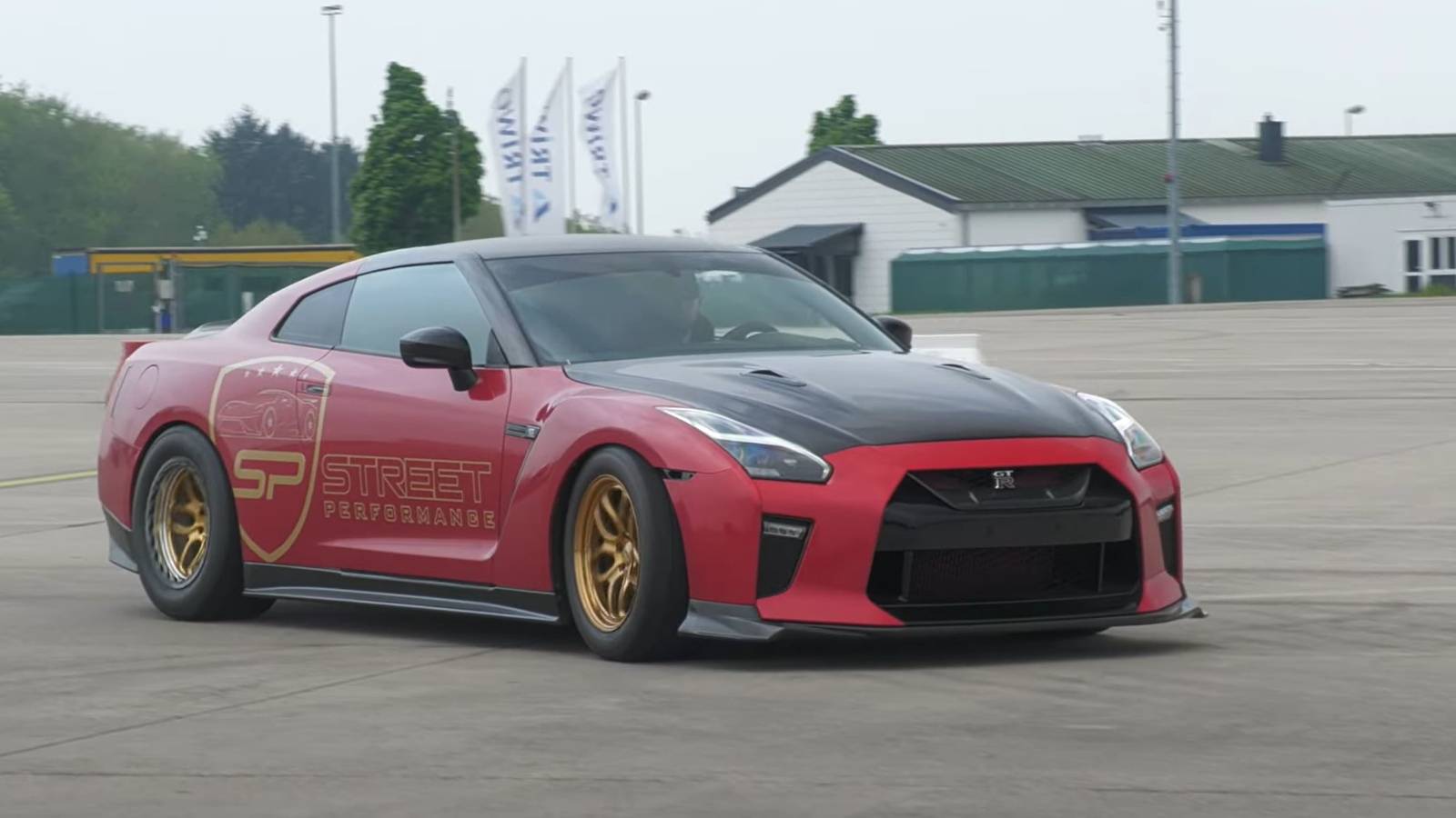 Watch This 1,200-HP Nissan GT-R R35 Obliterate Its Rivals