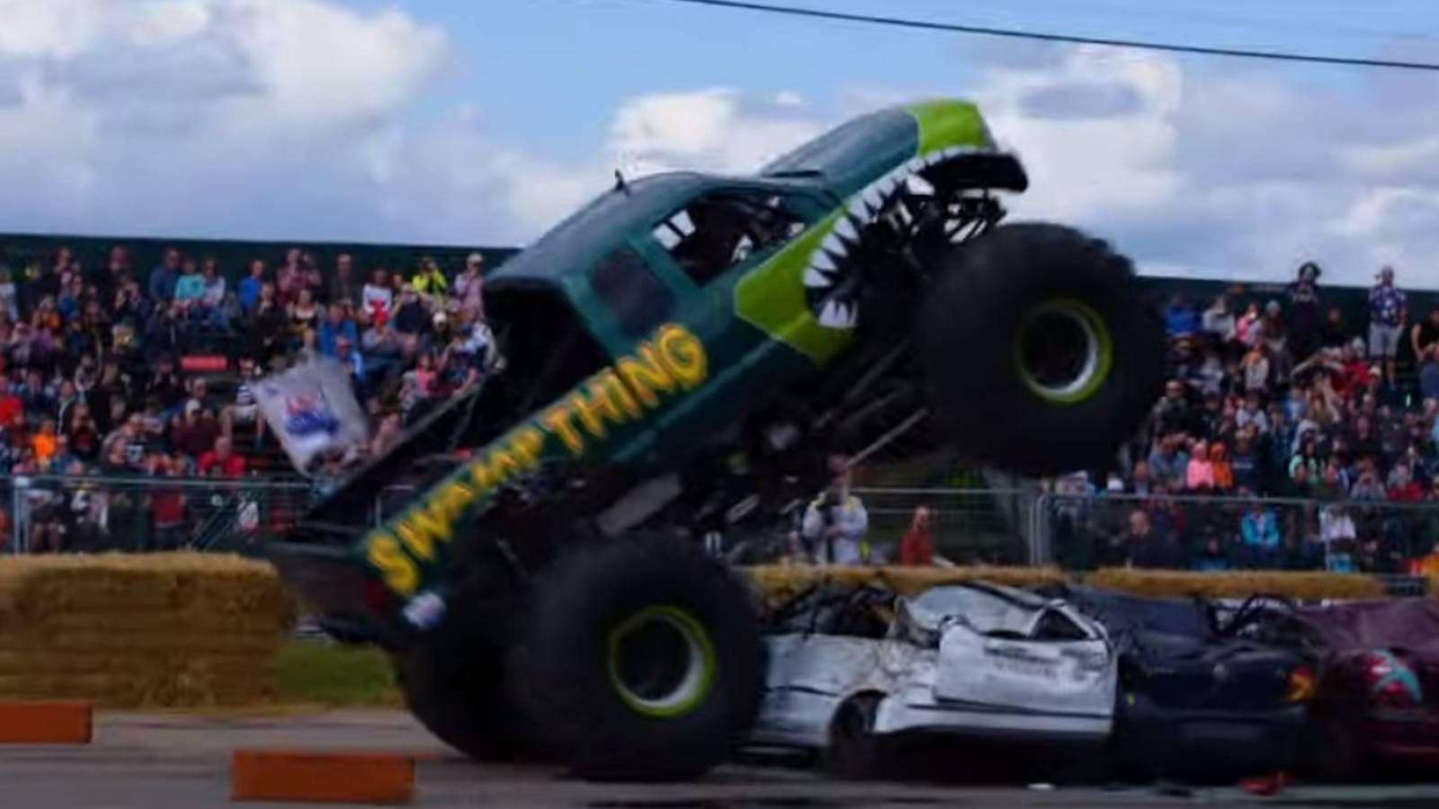 Nothing Can Stop This Massive Ford F-350 Super Duty Pickup