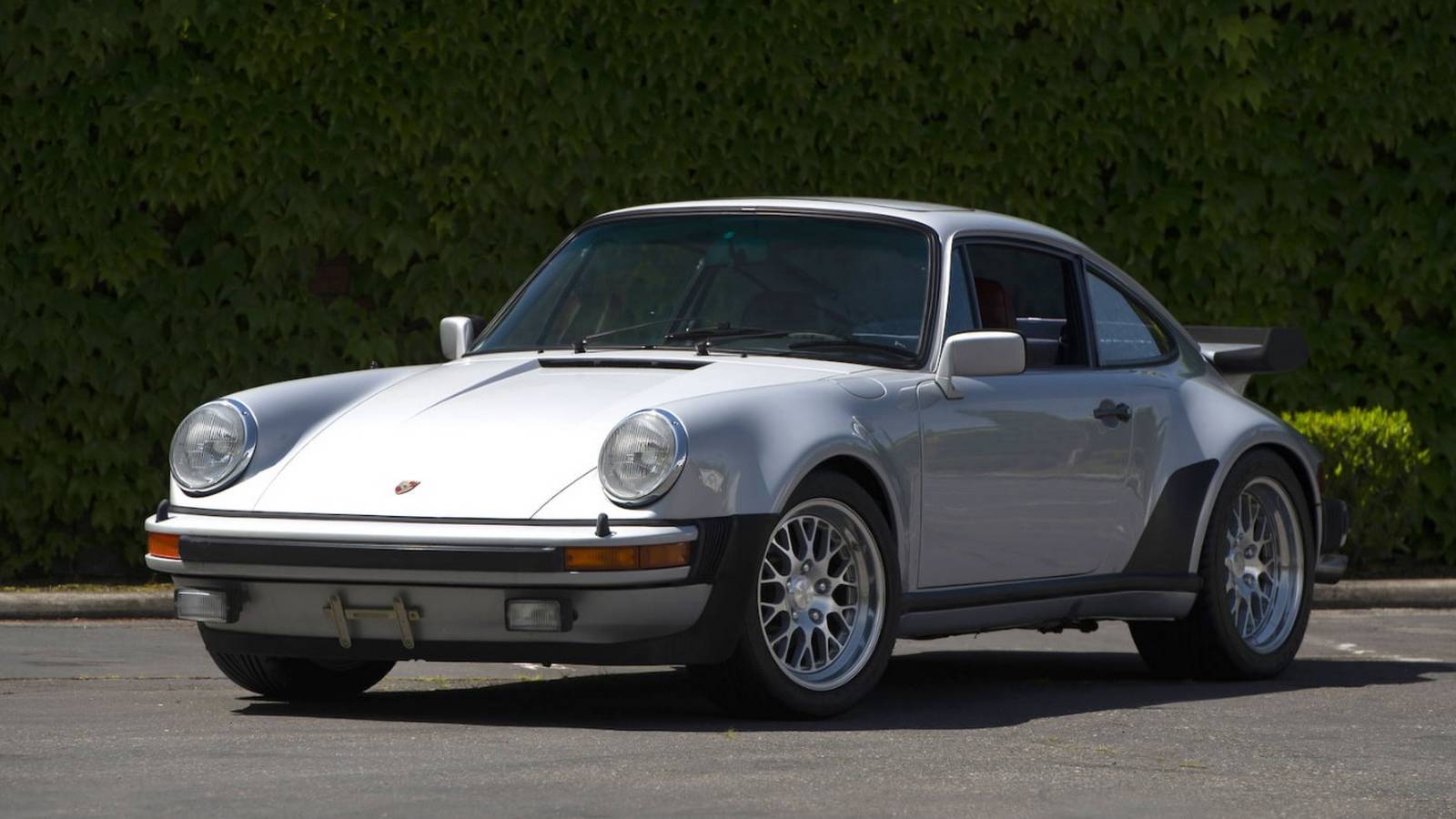 Here's What Makes The Porsche 930 Turbo One Of The Best Classic Sports Cars