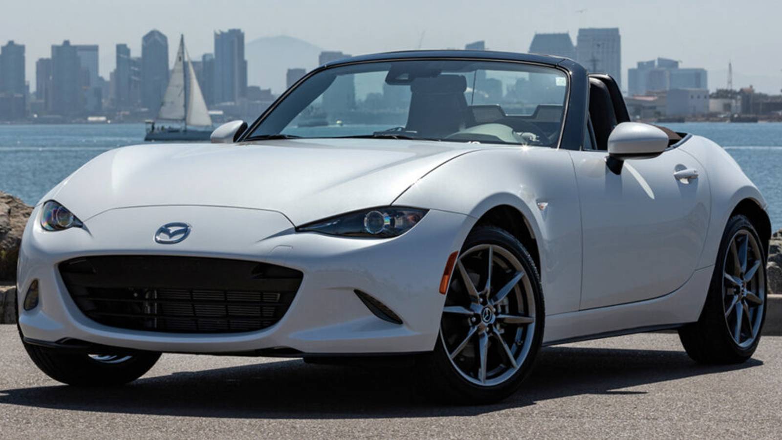 10 Fast-Looking Sports Cars Everyone Falls For