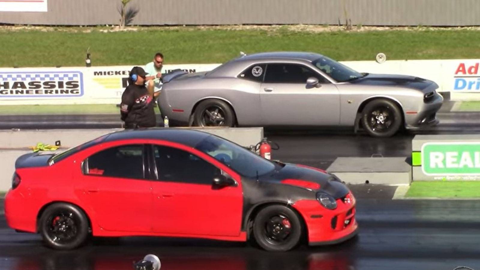 A Dodge Neon Drag Races A Challenger Scat Pack: The Result Is Not What ...