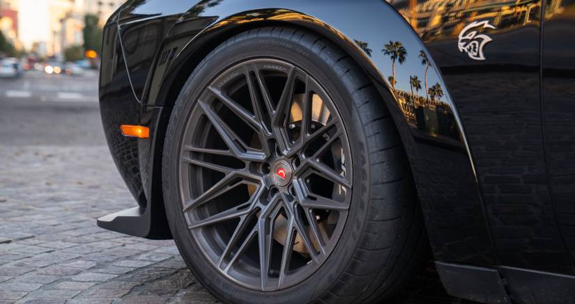 Watch This Challenger Hellcat And Shelby GT500 Race In An Epic ...