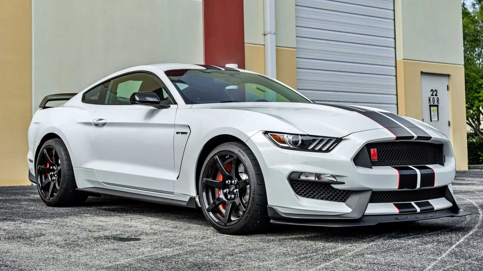 10 Highest-Revving V8 Production Cars, Ranked By Redline