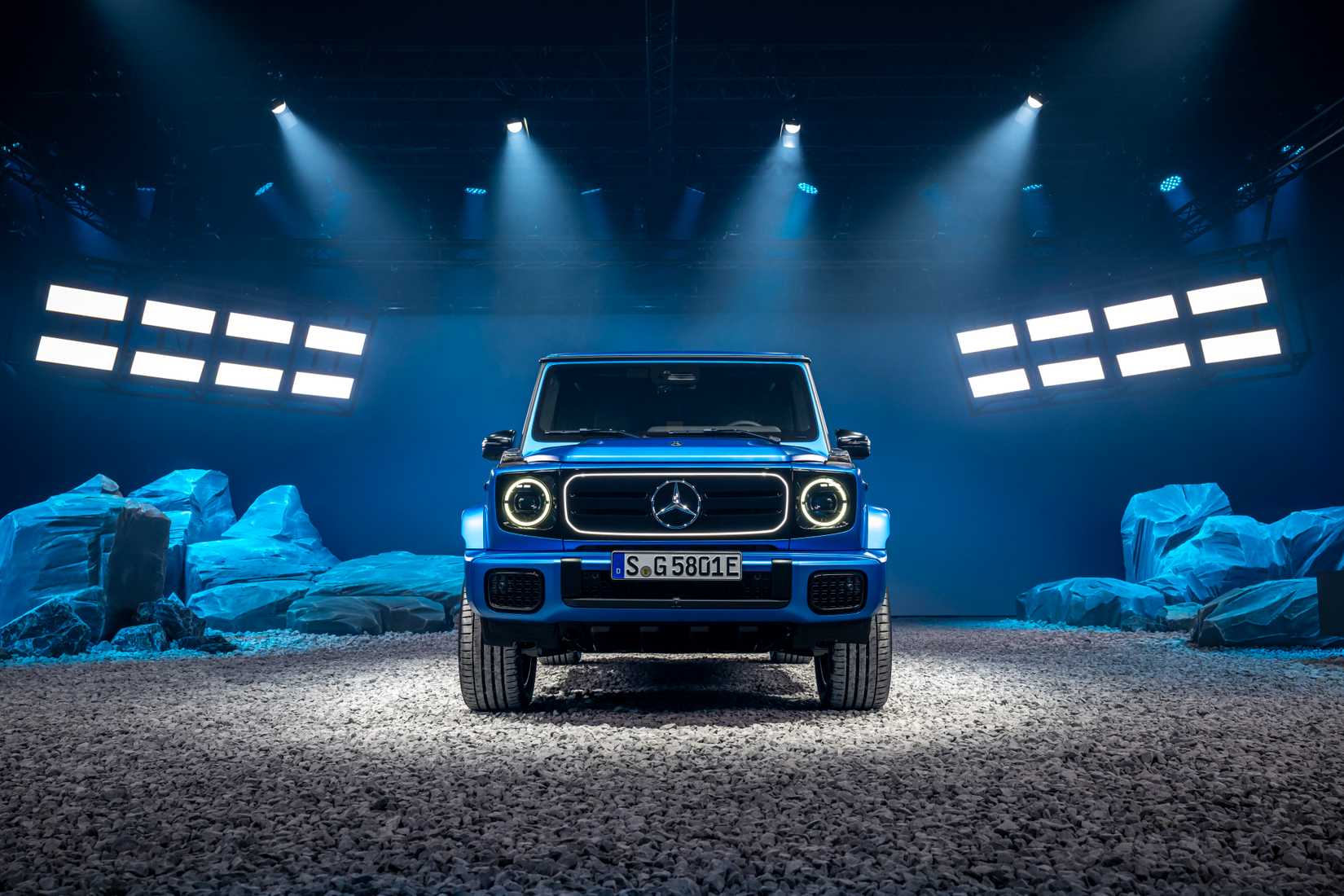 The Electric Mercedes-Benz G 580 Sees Your Crabwalking Hummer, Ups The ...