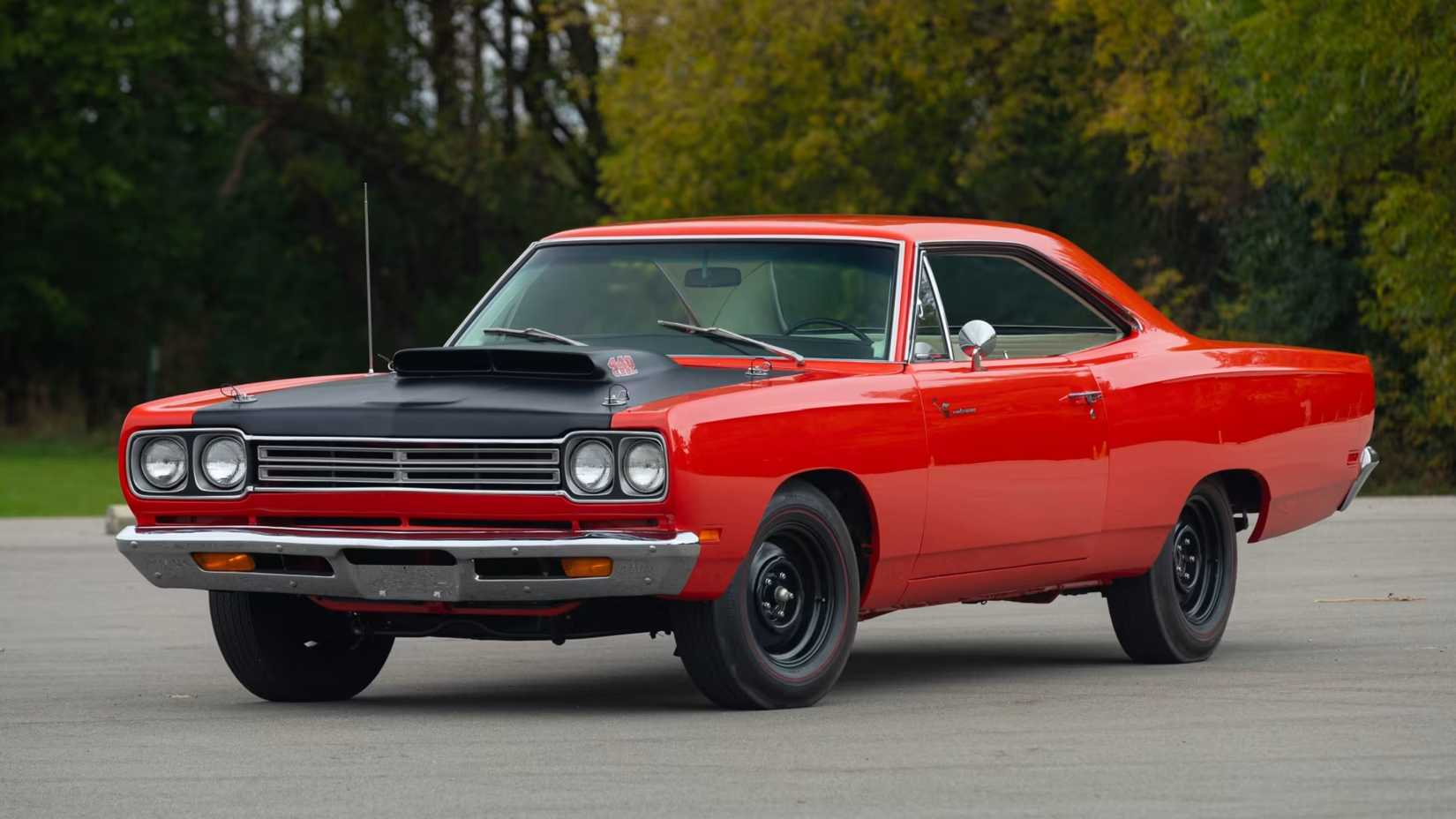10 Legendary Mopar Muscle Cars Everyone Needs To Know