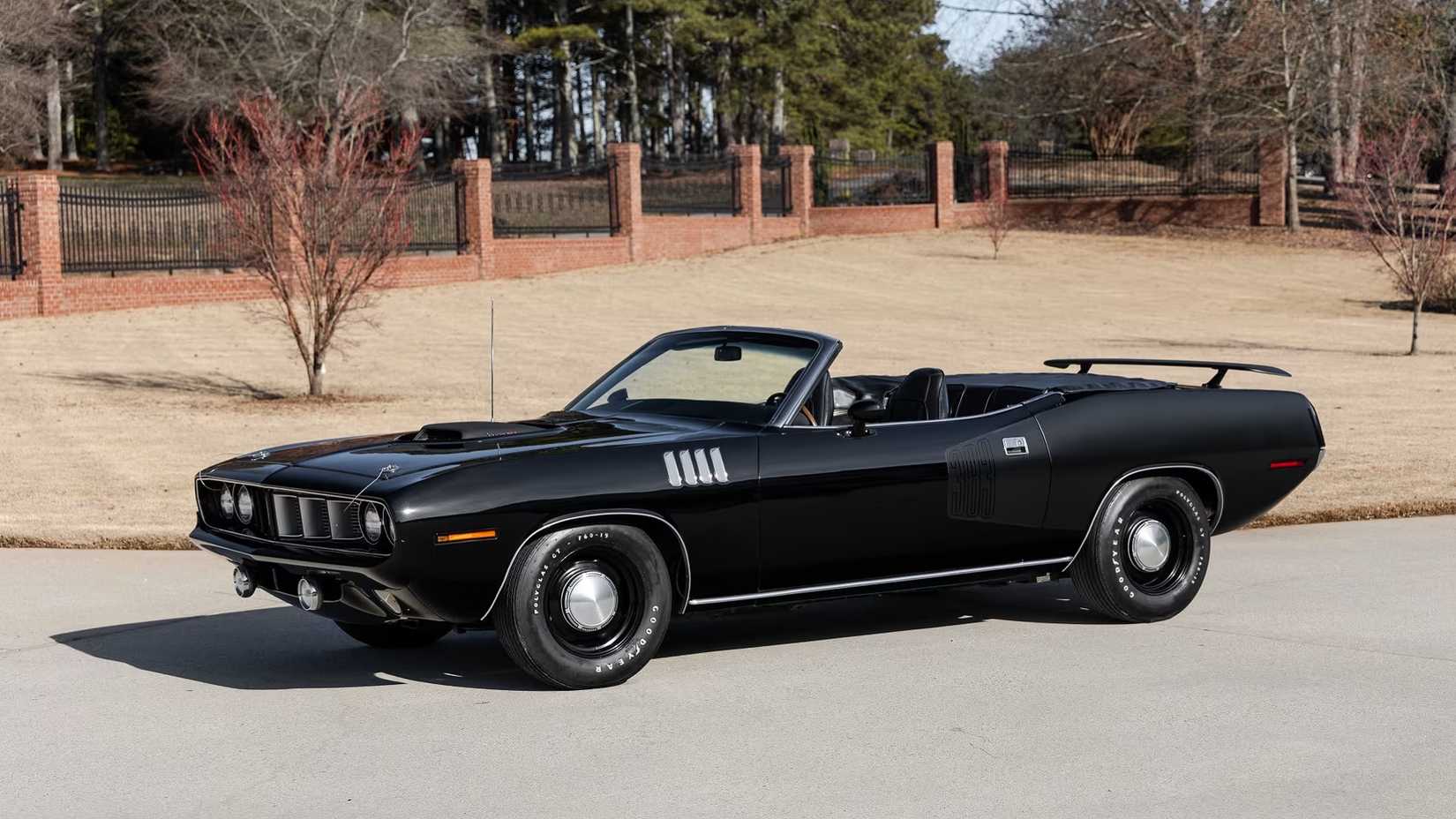 1971 Plymouth 'Cuda 440 6-Pack Found Sitting In A Building Full Of 'Cudas