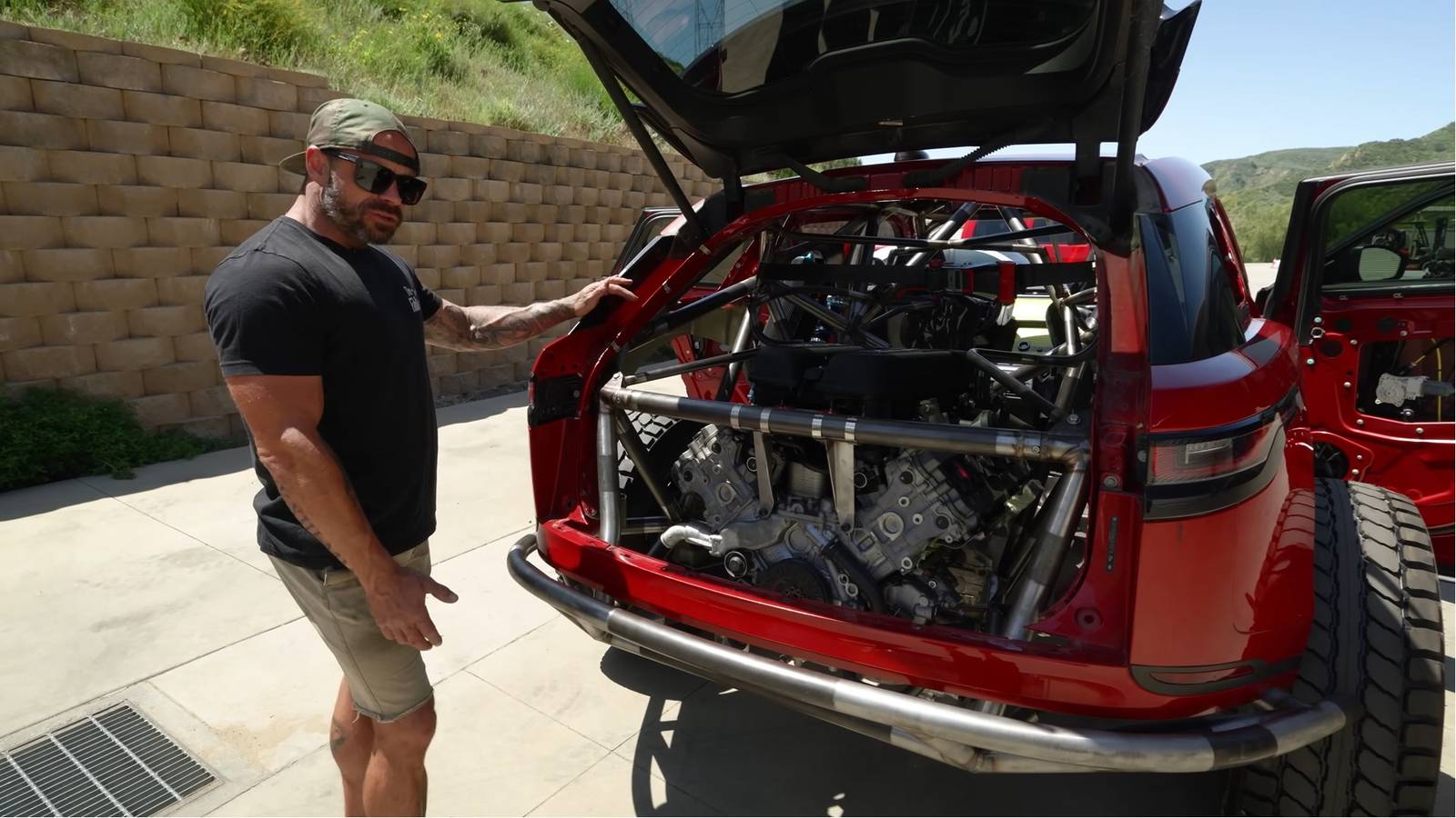 Range Rover Velar Trophy Truck Unveiled with Twin-Turbo Lamborghini