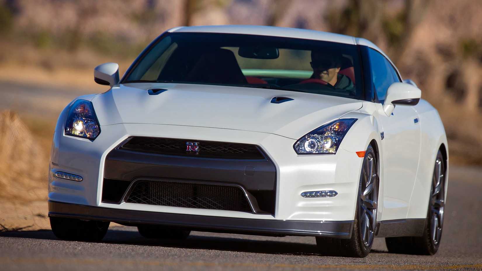 Nissan GTR vs Porsche 911 Turbo Tested Head To Head