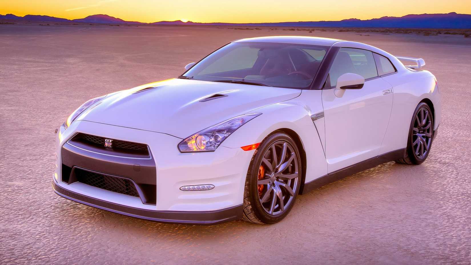 Nissan GTR vs Porsche 911 Turbo Tested Head To Head