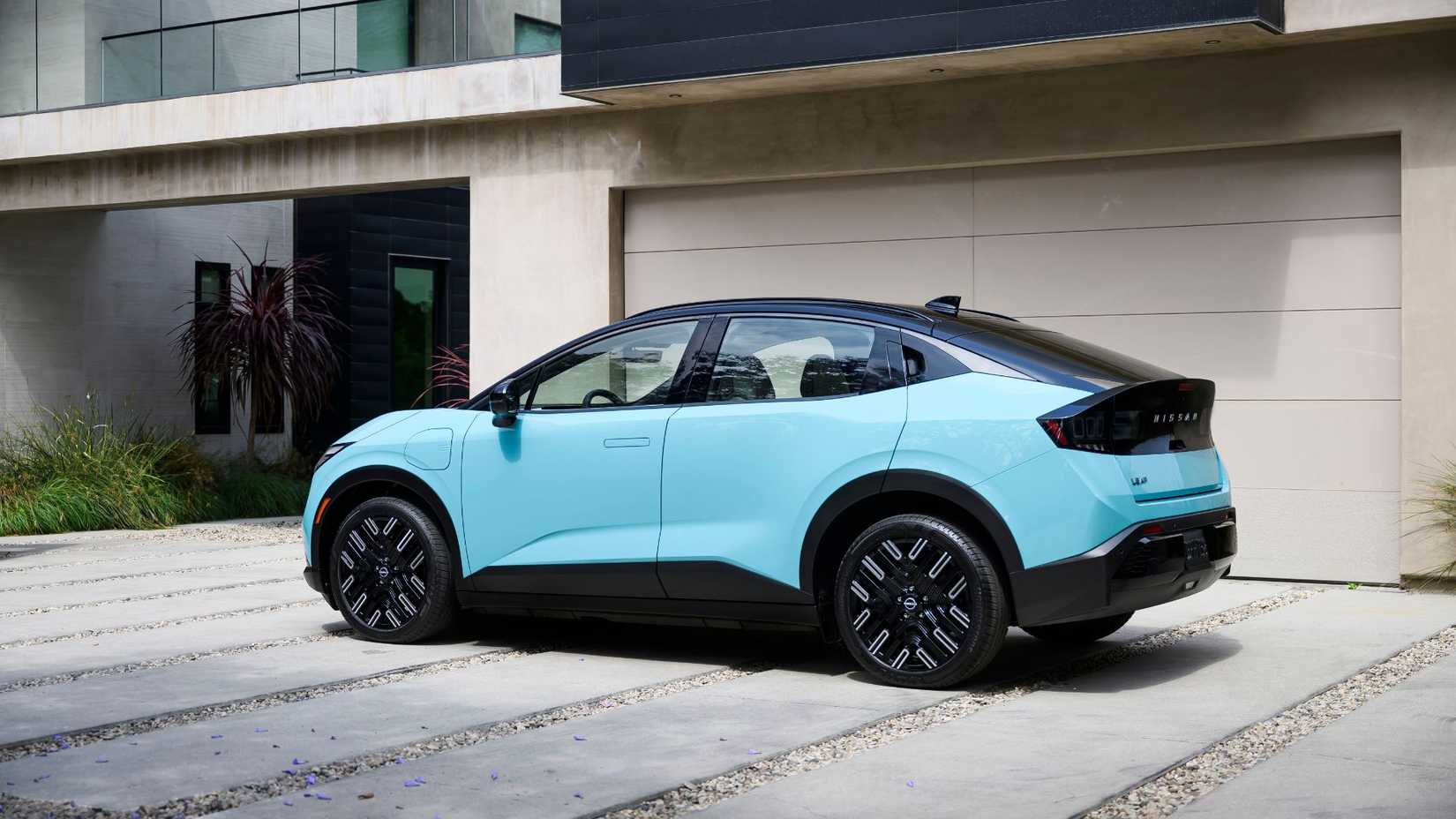 The Buzz Awards: Nissan Leaf Named Car Of The Year For 2026