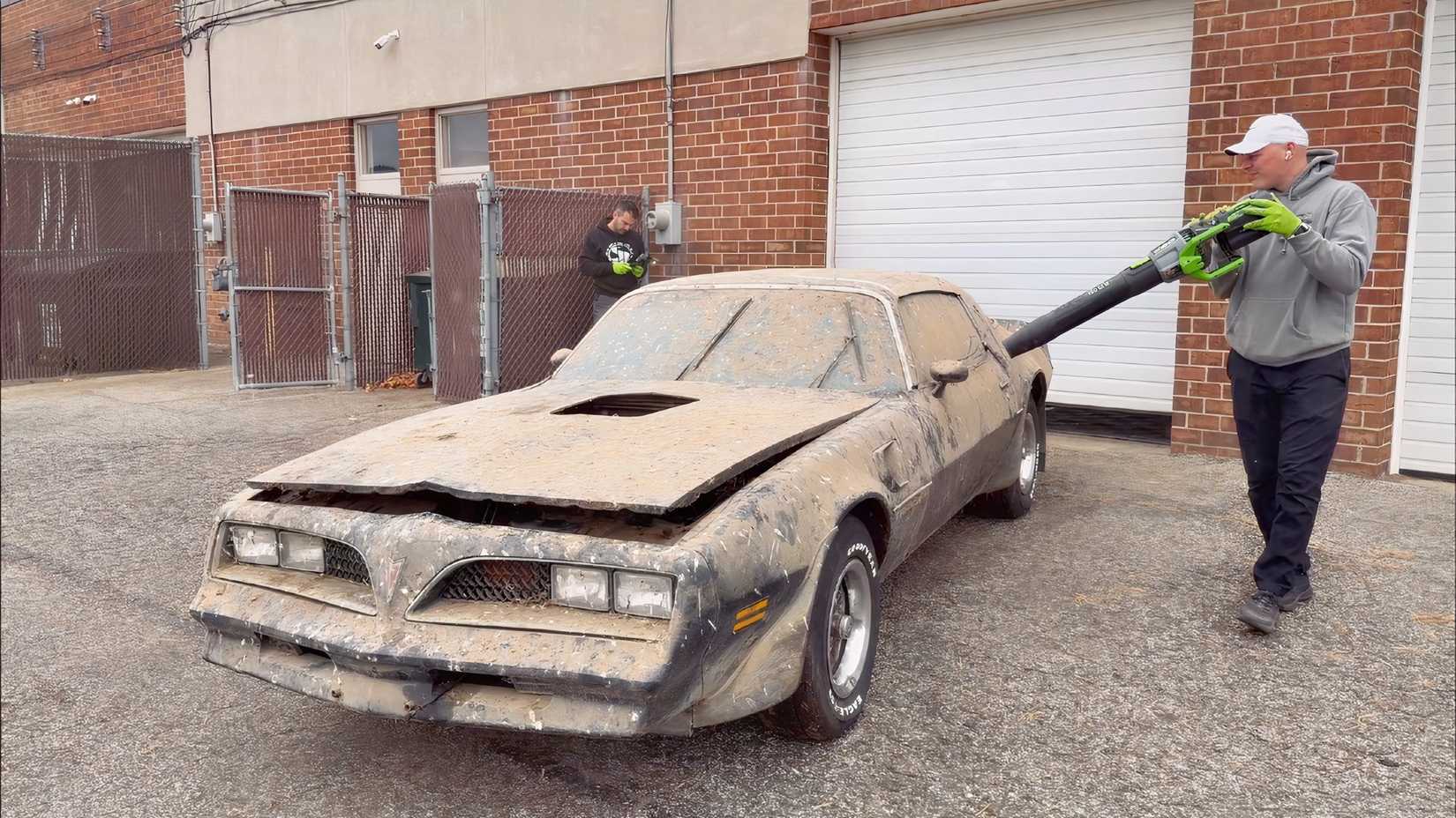 1978 Smokey And The Bandit Pontiac Trans Am Barn Find Gets First Wash ...