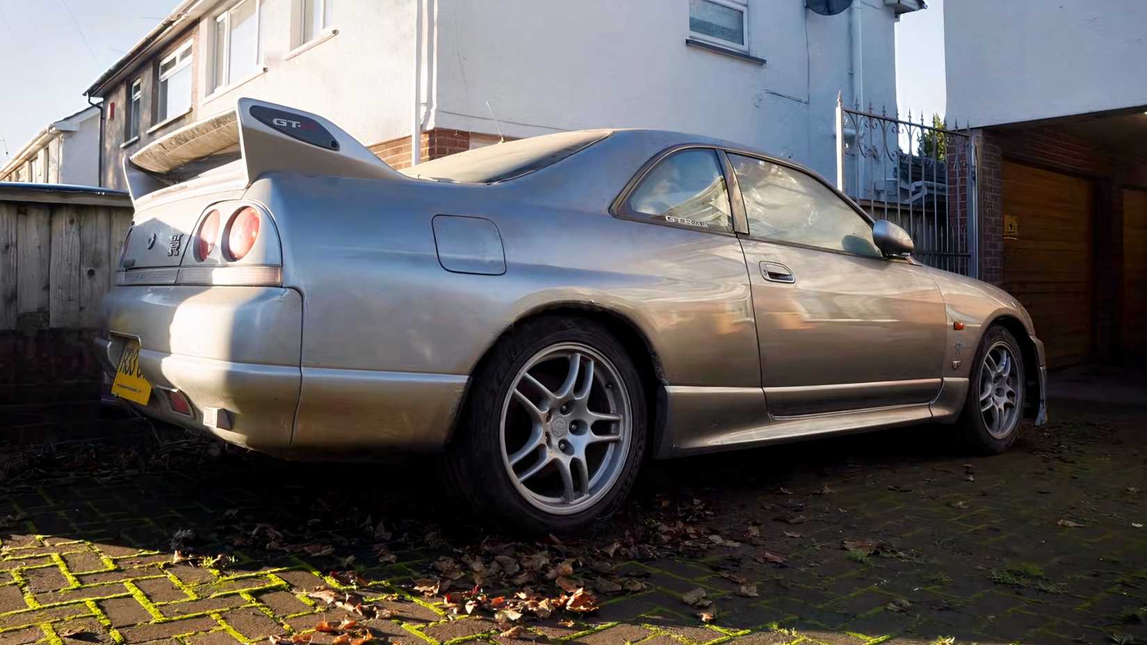 R33 Nissan Skyline GT-R V-Spec Barn Find Had An Emotional Journey