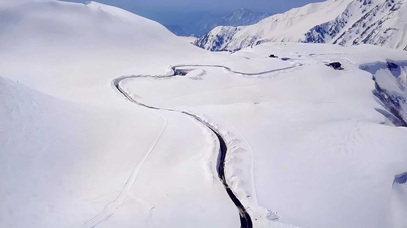 65 Feet Of Snow Covers The Tateyama Alpine Route Every Year